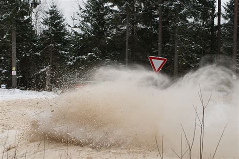 눈 덮인 겨울 도로에서 표류하는 랠리 자동차 길을 제공하기 위해 서명 0명에 대한 스톡 사진 및 기타 이미지 0명 겨울 경관 Istock