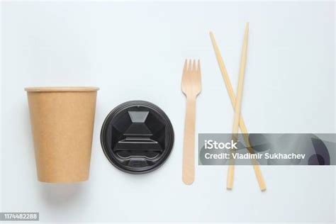 친환경 칼붙이 흰색 배경에 중국 젓가락 나무 포크 공예 종이 컵 미니멀리즘 에코 컨셉 맨 위 보기 0명에 대한 스톡 사진 및 기타 이미지 Istock