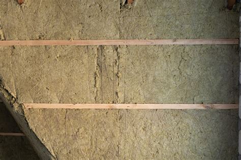 지붕은 녹색 미네랄 울로 단열되어 있습니다 첫 번째 층으로 가로 지르는 단열재의 수평 배치 고정시킴에 대한 스톡 사진 및 기타 이미지 Istock