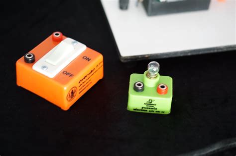 แสงในชีวิตประจำวันมาจากไหน วันนี้นักเรียนชั้น ป 2 ได้ทำการทดลองเกี่ยวกับแสง นักเรียน