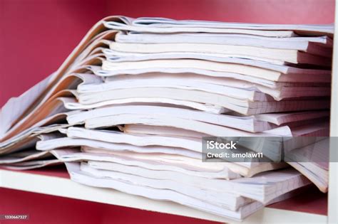 태국의 고등학교에서 검토를 기다리는 교사 책상에 고등학생의 스택 오렌지 학생 숙제 책의 더미 지저분한에 대한 스톡 사진 및 기타 이미지 Istock