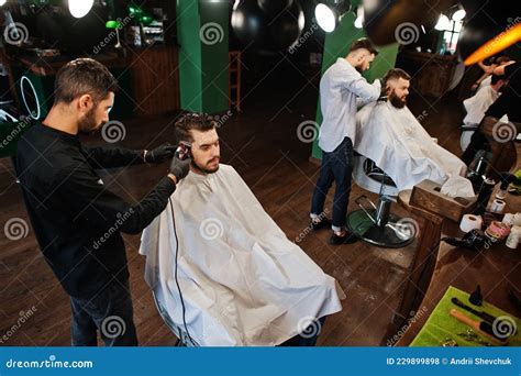 Barbeiro No Trabalho Foto De Stock Imagem De Bigode 229899898