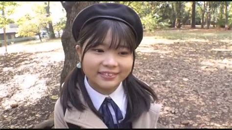 ショコラマロン 無防備で静かにこちらを見ている女の子。日に焼けて皮むけ始めた黒卵肌と美しい1本線のふわふわのワレメから漂う香りに欲情した… Avチャンネル