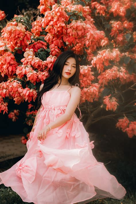 무료 이미지 여자 눈 표정 People in nature 꽃잎 오르간 인간의 몸 식물학 플래시 사진 주황색 나무 행복 담홍색 빨간 잔디 허리