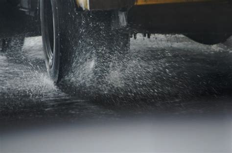 비오는 날씨에 젖은 도로에서 운전하는 트럭의 바퀴 타이어 아래에서 날아오는 스플래시 트럭에 대한 스톡 사진 및 기타 이미지 트럭 타이어 물 Istock