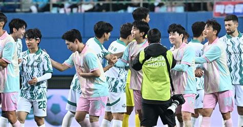 임영웅 경기 종료 후 ‘팀 기성용 선수들과 인사 포토엔hd