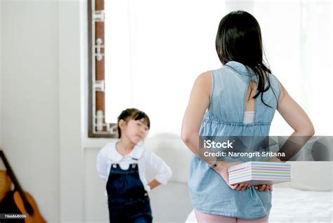 아시아 어머니 숨기기 선물 상자 뒤에 그녀의 뒤 에 놀라게 에 이 딸 에 침실 2세대 가족에 대한 스톡 사진 및 기타 이미지 2세대 가족 가족 긍정적인 감정 표현