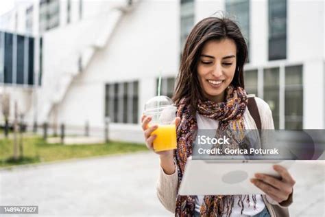도시 배경에서 디지털 태블릿을 사용하는 아름다운 젊은 여성 긍정적인 감정 표현에 대한 스톡 사진 및 기타 이미지 긍정적인 감정 표현 꿈꾸기 날씬한 Istock