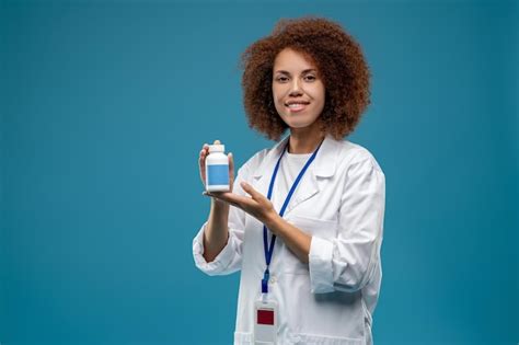 Mujer Joven Sonriente Confiada En Una Bata De Laboratorio Foto Premium