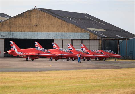 Raf Raf 격납고 격납고 곡예 비행 곡예 비행 팀 공군 공군 기지 군대 군용 항공기 대형 디스플레이 팀 방어 붉은 화살 매 비행 비행 노선