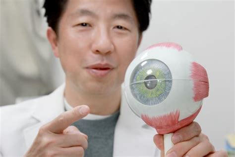 라식수술 받으러 안과 갔다가 백내장 진단받은 사연 한국일보