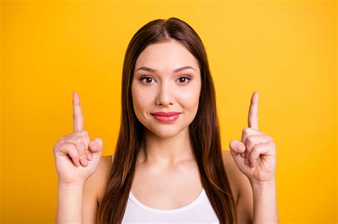 클로즈업 사진 아름다운 재미 그녀 그녀의 숙녀 이상적인 완벽한 외관 손 팔 집게 손가락은 빈 공간을 나타냅니다 구매 구매자가 캐주얼 흰색 탱크 탑 고립 밝은 노란색 배경을