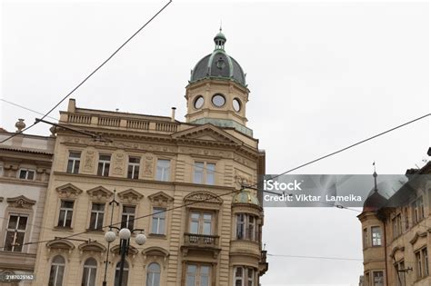 도시를 배경으로 눈에 띄는 돔이 특징인 유서 깊은 건물입니다 0명에 대한 스톡 사진 및 기타 이미지 0명 거리 건물 외관 Istock