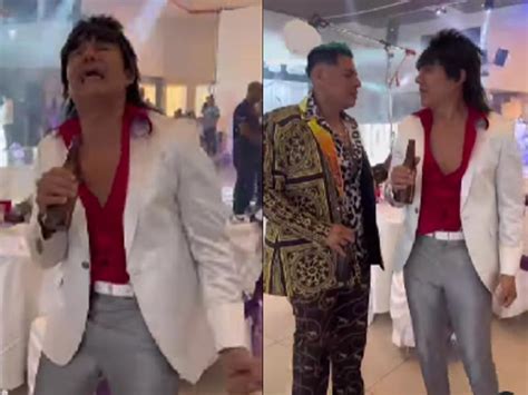 El Vítor E Imita A Eduin Caz Y El Cantante Lo Interrumpe Con Cerveza En Mano