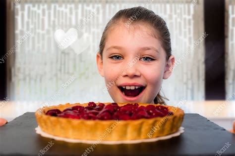 Beautiful Girl In Front Of A Big Raspberry Pie 이미지 1192307108 게티이미지뱅크