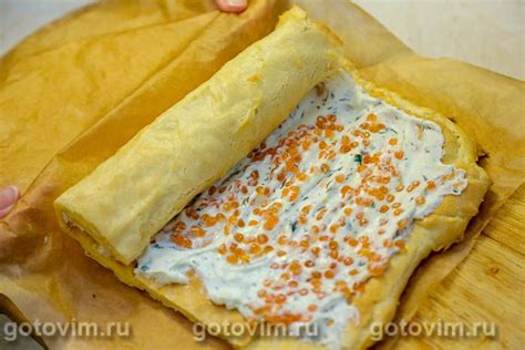 Заварной рулет с красной икрой и сырным кремом. Рецепт с фото