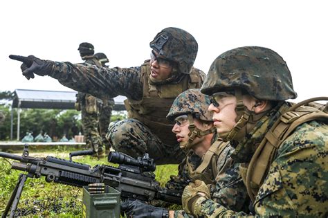 Squeeze To Talk Clr 37 Marines Employ Machine Guns While Strengthening Communication Skills