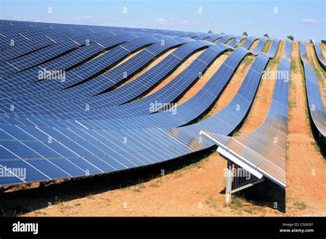 Ferme solaire géante en Provence les mées France Photo Stock Alamy