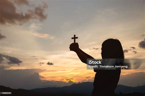 일출에서 십자가를 들고 여자의 손 성체 치료는 회개를 돕는 하나님을 축복 가톨릭 부활절 빌려 마음 기도 하나님 기독교 종교 개념 배경 기도 아이에 대한 스톡 사진 및 기타