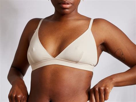 How To Deal With Underboob Sweat According To Experts