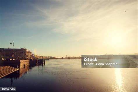 석양에 네바 봄 석양에 봄 세인트 피터 스 버그의 센터 상트페테르부르크의 역사적인 중심부를 걸어 보세요 봄 일몰입니다 0명에 대한 스톡 사진 및 기타 이미지 Istock