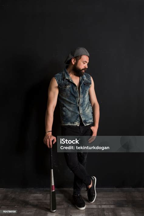 터키 이스탄불에에서 스튜디오에서 야구 방망이 들고 포즈를 취하는 수염과 젊은 유럽 남성 남자에 대한 스톡 사진 및 기타 이미지 남자 모자 모자류 배트 Istock