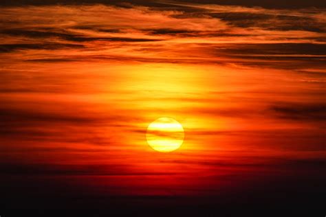 집 밖의 경치 경치 좋은 일몰 경치 좋은 전망 경치가 좋은 고요한 구름 구름 형성 날씨 노란색 다채로운 하늘 드라마틱한 따뜻한 음색 분위기 색상