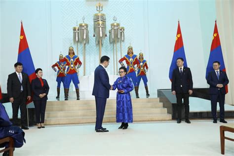 Хөнгөн аж үйлдвэрийн салбараас анхны эмэгтэй хөдөлмөрийн баатар төрлөө