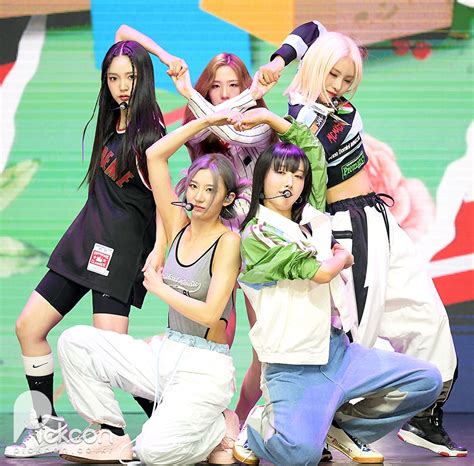 미미로즈 첫 데뷔에 임창정 대표도 함께 [포토]