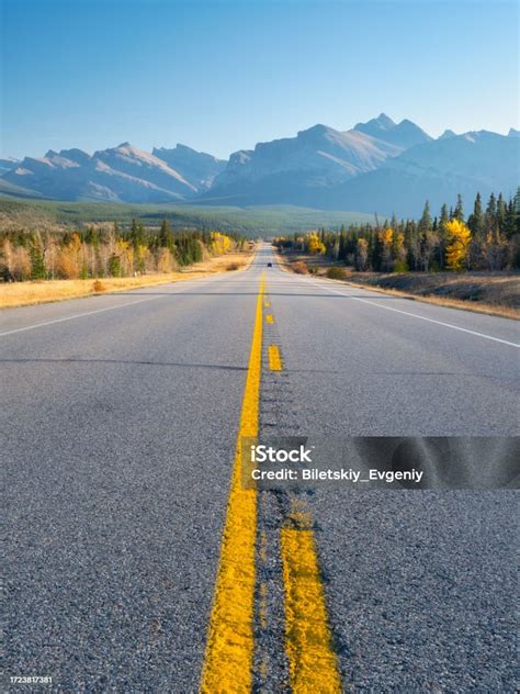 텅 빈 길과 산들 자동차로 여행할 수 있는 곳 산속의 자연 산 풍경 아스팔트 및 분할 스트립 엽서 배경 및 벽지에 대한 사진입니다 0명에 대한 스톡 사진 및 기타 이미지