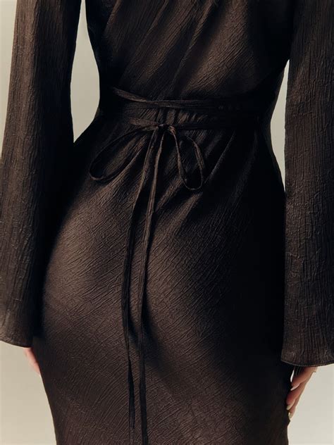 Приталенное платье макси из фактурной ткани :: LICHI - Online fashion store