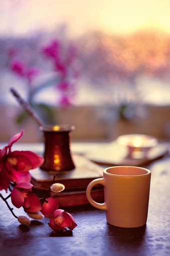 전통 터키 구리 커피 냄비에서 오래된 책에 요리 한 동양 커피 전경에 세라믹 컵 오래된 책과 겨울 시간 일몰 창 분홍색과 자홍색 난초 목련 겨울에 대한 스톡 사진 및 기타
