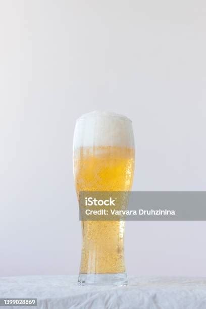 거품과 거품이있는 가벼운 맥주 한 잔이 흰색 배경에 서 있습니다 10월에 대한 스톡 사진 및 기타 이미지 10월 건강관리와 의술 독일 문화 Istock