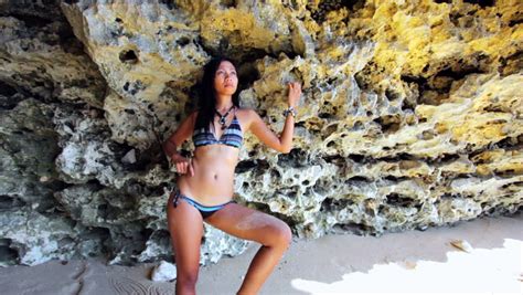 Sexy Asian Girl At Exotic Beach Leans Against Rock Videos De Metraje En