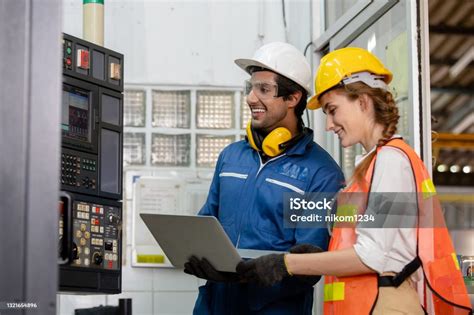 공장에서 태블릿을 가진 산업 남성과 여성 엔지니어의 초상화 공장 작업자가 태블릿 컴퓨터로 Cnc 밀링 머신을 프로그래밍하고 있습니다 20 24세에 대한 스톡 사진 및 기타