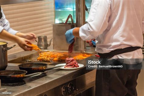 레스토랑 주방에서 쇠고기와 새우 굽기 요리를 준비하는 요리사 가열장치에 대한 스톡 사진 및 기타 이미지 가열장치 갑각류