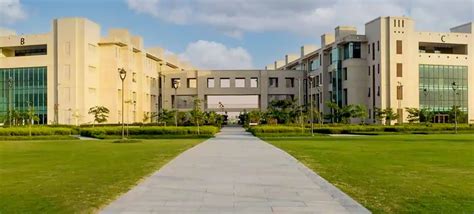 Shiv Nadar University Online Education Courses And Fees 2024