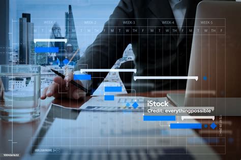 스마트폰 및 디지털 태블릿 및 그래프 비즈니스 다이어그램 및 배경에서 일 하는 사람 사무실 테이블에 비즈니스 문서 비즈니스에 대한 스톡 사진 및 기타 이미지 Istock