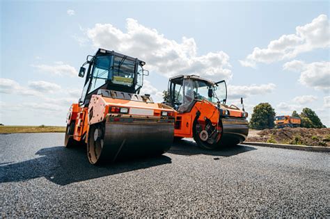 새로운 아스팔트 포장을 압축하는 진동 아스팔트 롤러 콤팩터 도로 서비스는 고속도로를 수리 개발에 대한 스톡 사진 및 기타 이미지