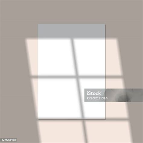 흰색 빈 수직 용지의 벡터 모형입니다 그림자 오버레이 효과 투명 한 부드러운 빛과 창에서 그림자 투명 한 창 그림자와 자연 번개의 모형 10 Eps 메쉬 빛에 대한 스톡