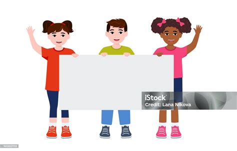 빈 빈 보드를 들고있는 아이들 아이들은 포스터를 키운다 휴일 축하 축제 메시지를 받을 준비가 되었습니다 텍스트를위한 공간 재미있는 만화 캐릭터 흰색 배경에 고립 3 명에