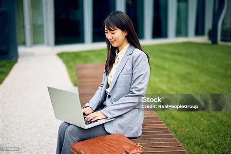 현대 사무실 공원의 벤치에 앉아 노트북으로 일하는 사업가 20 29세에 대한 스톡 사진 및 기타 이미지 20 29세 35 39세 기업가 Istock