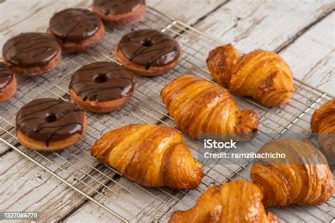그리드에 맛있는 신선한 크루아상과 초콜릿 도넛 프랑스 식 아침 식사 갈색에 대한 스톡 사진 및 기타 이미지 갈색 금색 달콤한 롤빵 Istock