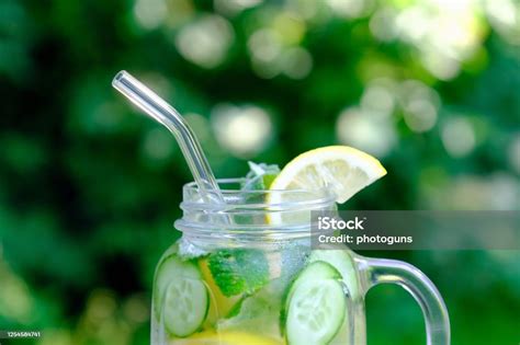 오이 라임 민트와 함께 식힌 디톡스 물을 유리 항아리에 마시는 빨대와 함께 주입했습니다 여름 칵테일 시원한 신선한 레모네이드 클로즈업 보기 0명에 대한 스톡 사진 및 기타