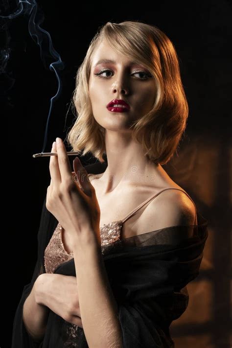 Blondes M Dchen Des Netten Gesichtes Mit Weinleseartfrisur Ein Goldenes Funkelndes Kleid Und