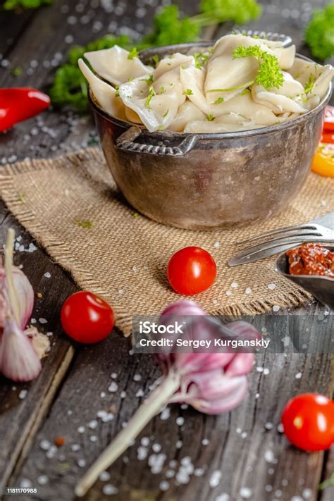 빈티지 소박한 그릇 접시 포크 나이프 숟가락 소금 향신료 신선한 허브 스탠드 와 거짓말 다른 각도 나무 절단 부엌 테이블에