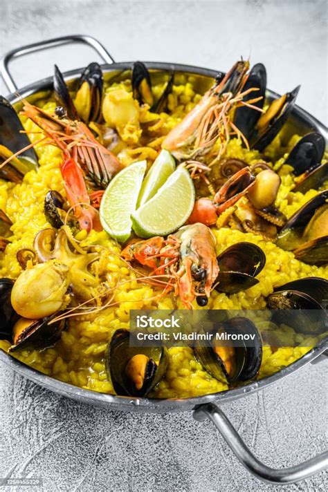 해산물 새우 새우 팔렐라홍합을 곁들인 스페인 파에야 흰색 배경입니다 맨 위 보기입니다 복사 공간 갑오징어류에 대한 스톡 사진 및