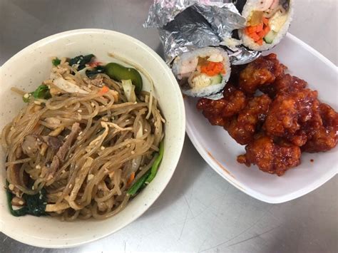 알바 데는 우리 알바생이 진짜 잘 챙겨요ㅜㅜ 이거 원래 손님의 것인데 남은 것은 좀 충부해서 우리한테도 줘 버렸어요 ㅎㅎ 스탭들이 요리하고 준비하는 중에 우리