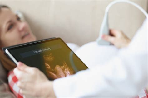 진료소에서 환자의 배꼽에 대한 초음파 검사를 실시하는 의사 자격을 갖춘 의료 종사자 초음파에 대한 스톡 사진 및 기타 이미지