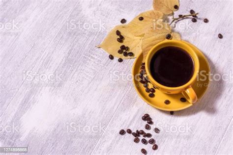 커피 콩과 단풍이 있는 오래된 나무 테이블에 뜨거운 검은 향기로운 커피 아메리카노 뜨거운 커피 0명에 대한 스톡 사진 및 기타 이미지 Istock